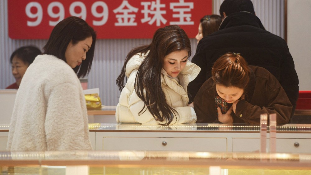 Gold soars toward $5,600 as Trump rattles sabre over Iran | Pakistan TV ...