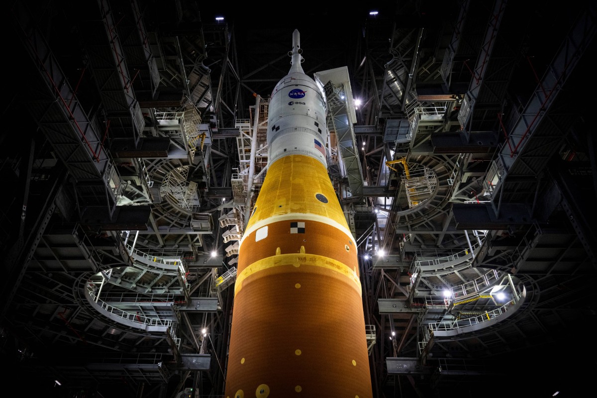 NASA moves moon rocket to launch pad for Artemis 2 mission | Pakistan ...